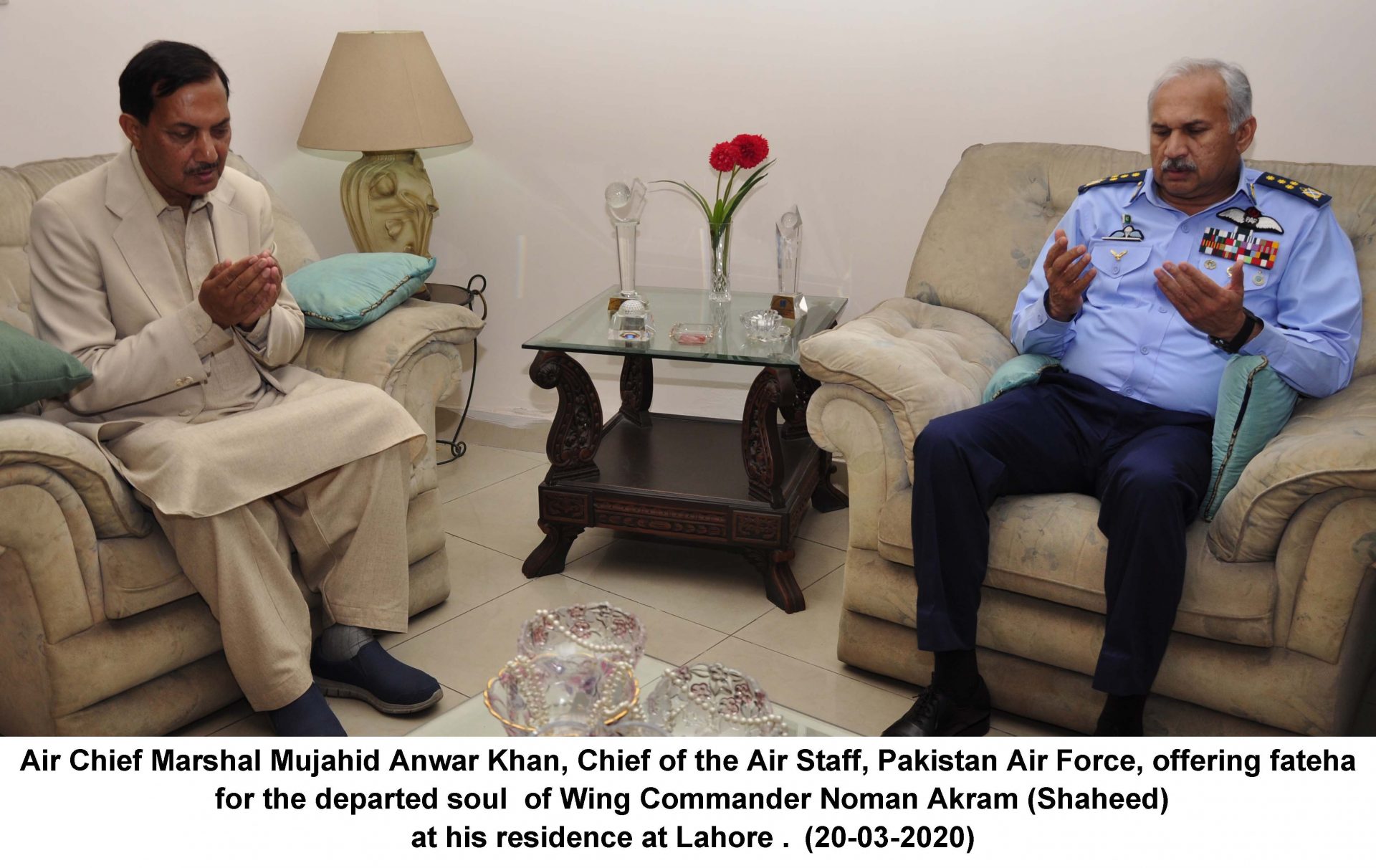 Air Chief visits residence of martyred Wing Commander Noman Akram ...