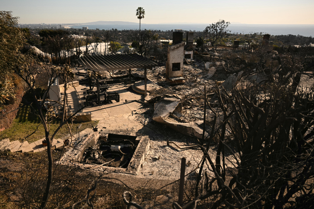 'Stubborn' janitor camps out amid rubble of Los Angeles fires ...